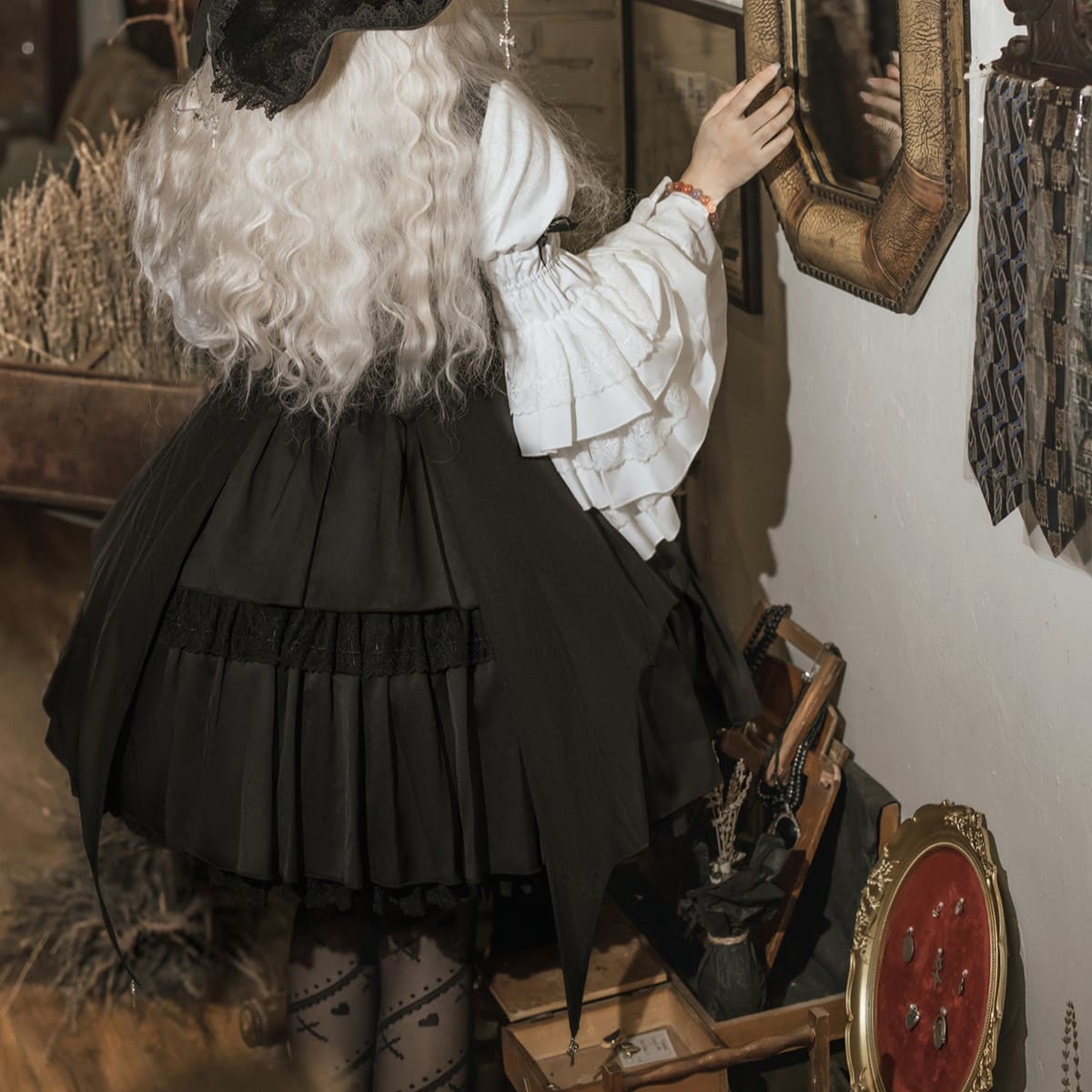 ゴスロリって何？ゴスロリの特徴やミステリアスなおすすめアイテム紹介🖤 – Raffiné